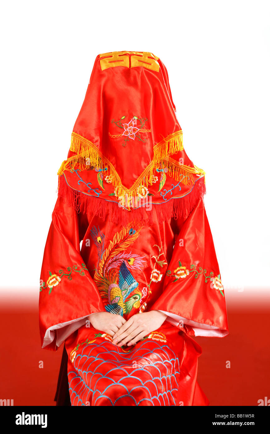 Bride dressing in chinese traditional style Stock Photo - Alamy