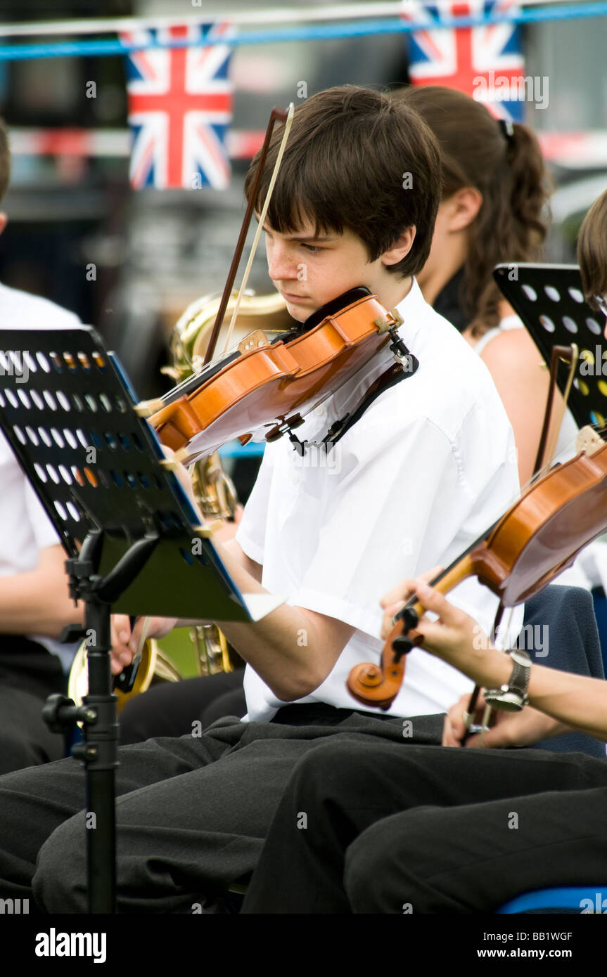 Young man playing a violin Stock Photo - Alamy