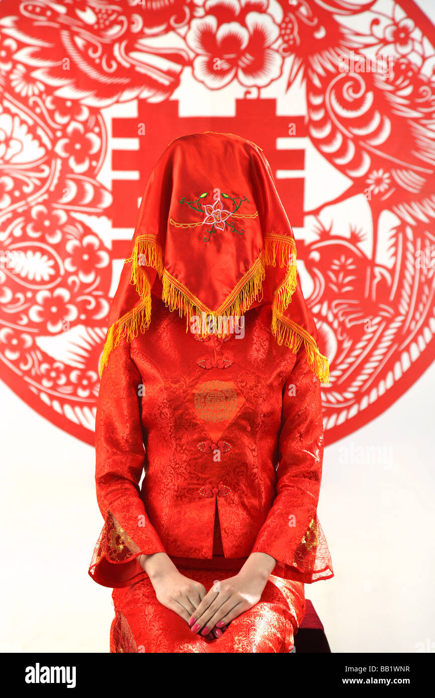 Bride dressing in chinese traditional style Stock Photo - Alamy