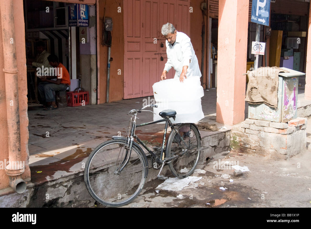 India Rajasthan Jaipur Transporting ice on a bicycle Stock Photo - Alamy