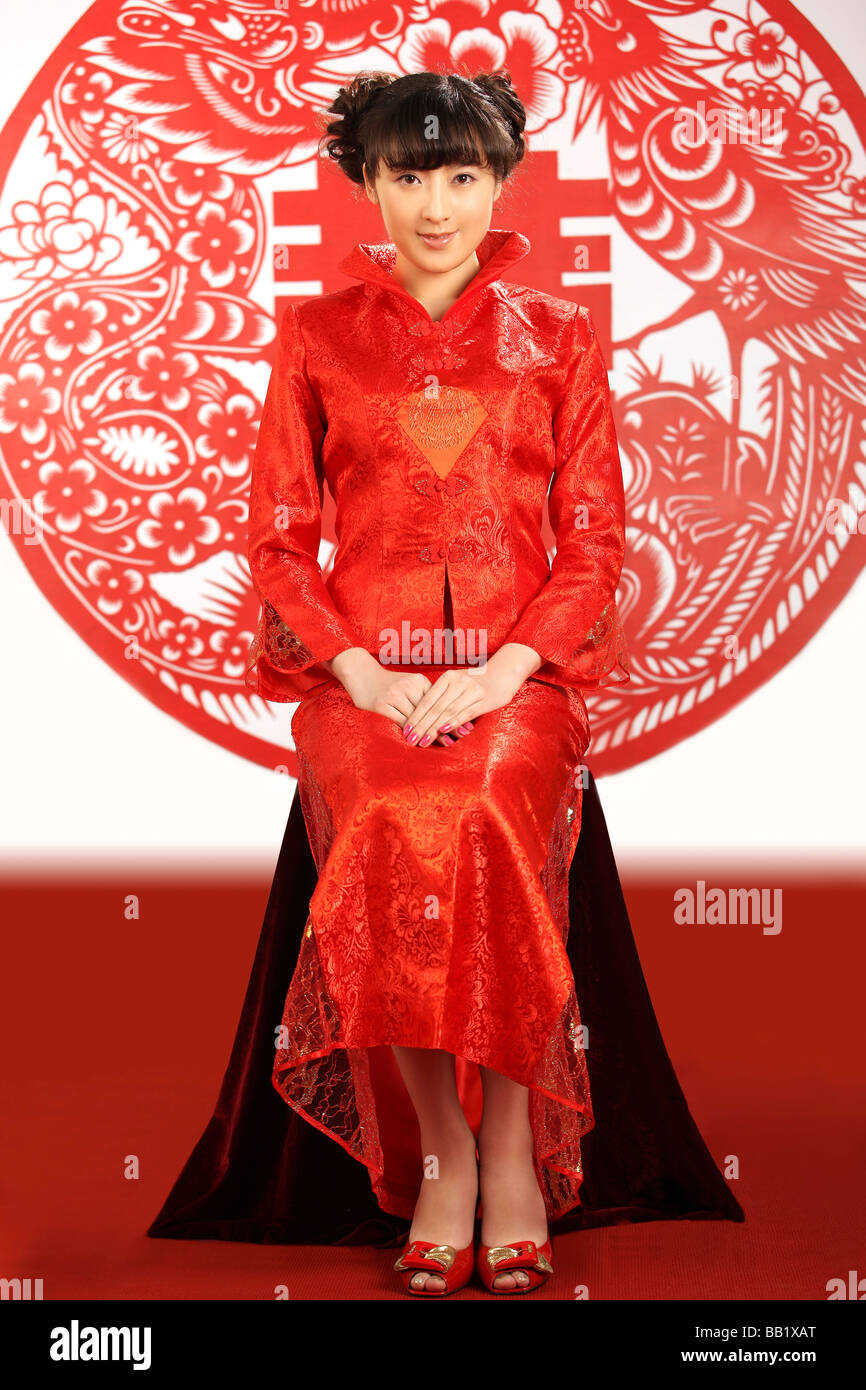 Bride dressing in chinese traditional style Stock Photo - Alamy