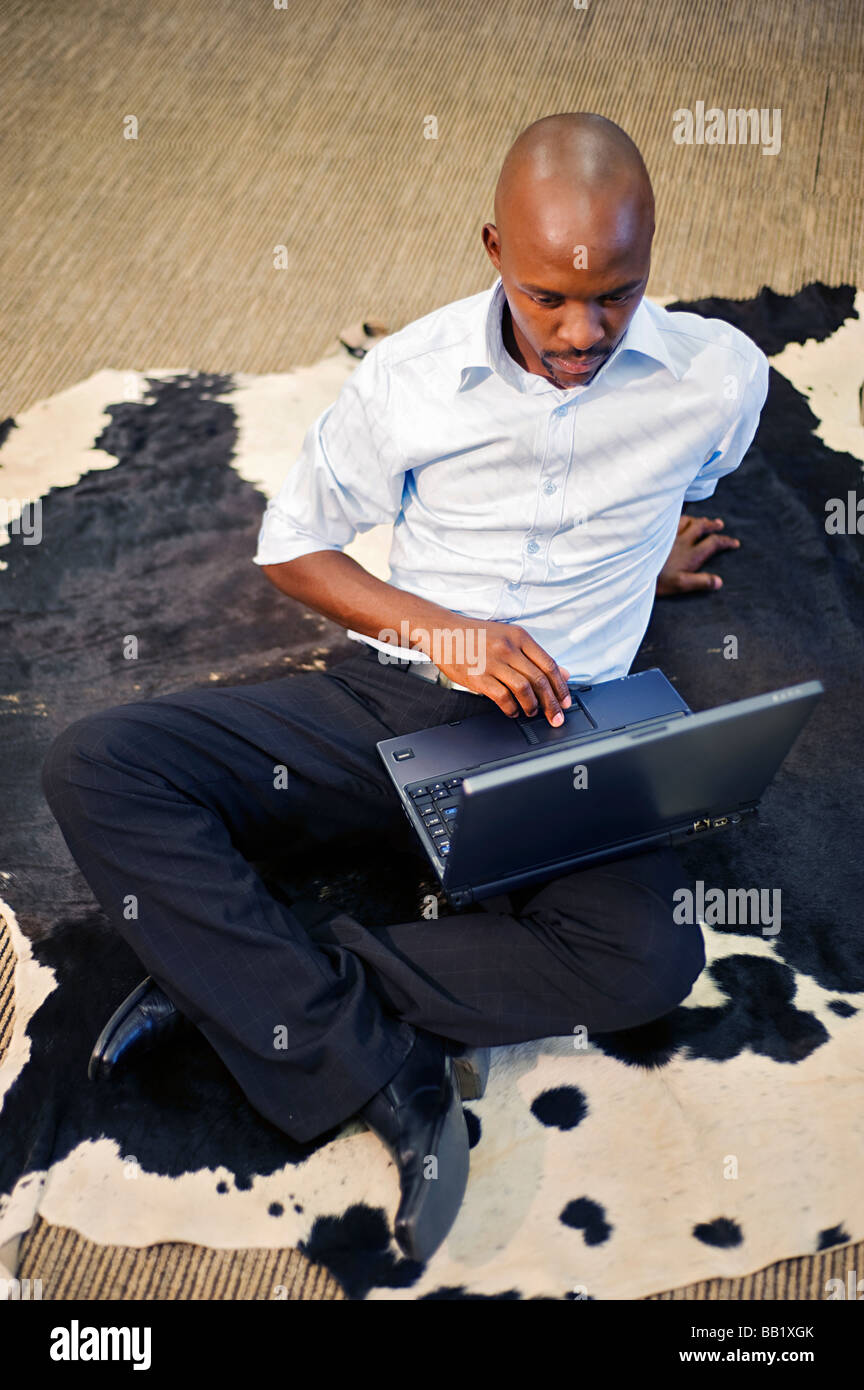 Cow sitting down hi-res stock photography and images - Alamy