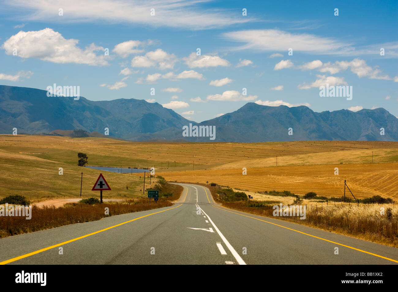 Main highway leads off to mountains on a clear day, Western Cape ...