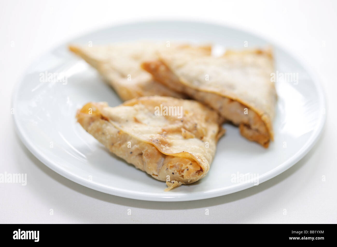 Samosa on plate Cut Out Stock Images & Pictures - Alamy