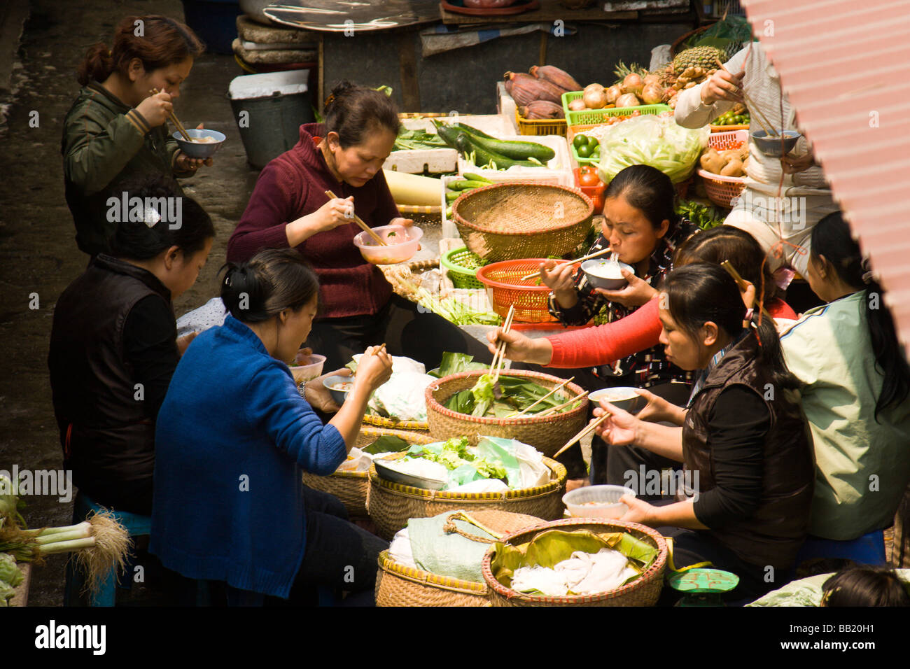 Vietnamese family eating, Hanoi, Capital of Vietnam, Northern Vietnam ...