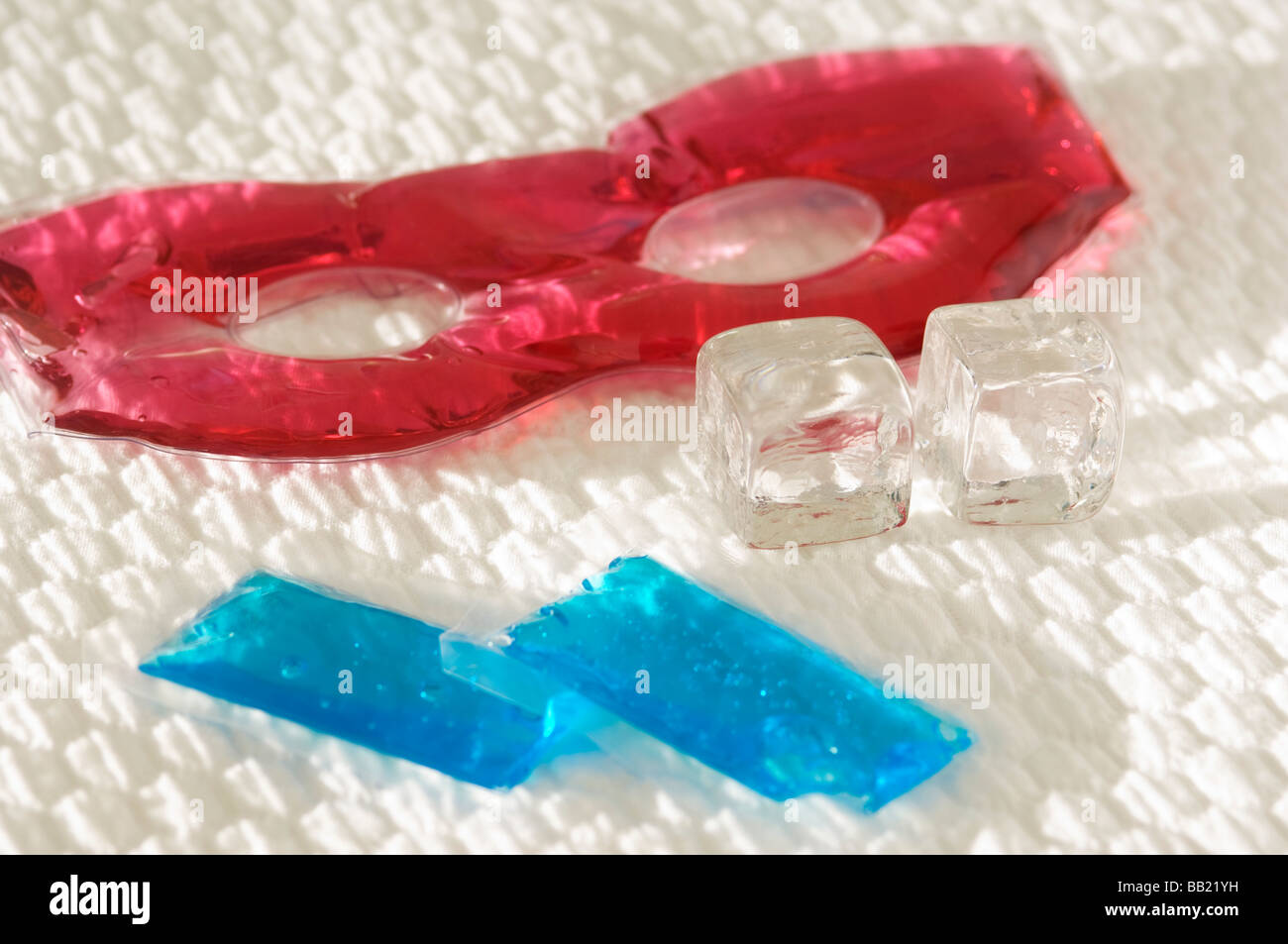 Close-up of an eye gel mask with ice cubes Stock Photo - Alamy