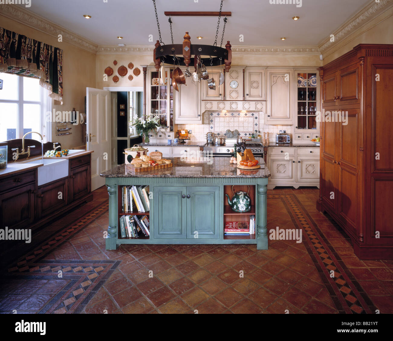 a beautiful hand made english kitchen Stock Photo - Alamy