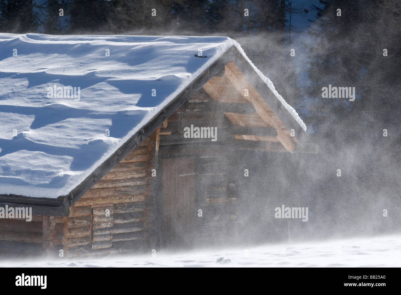 Wind blowing snow off mountain hi-res stock photography and images - Alamy