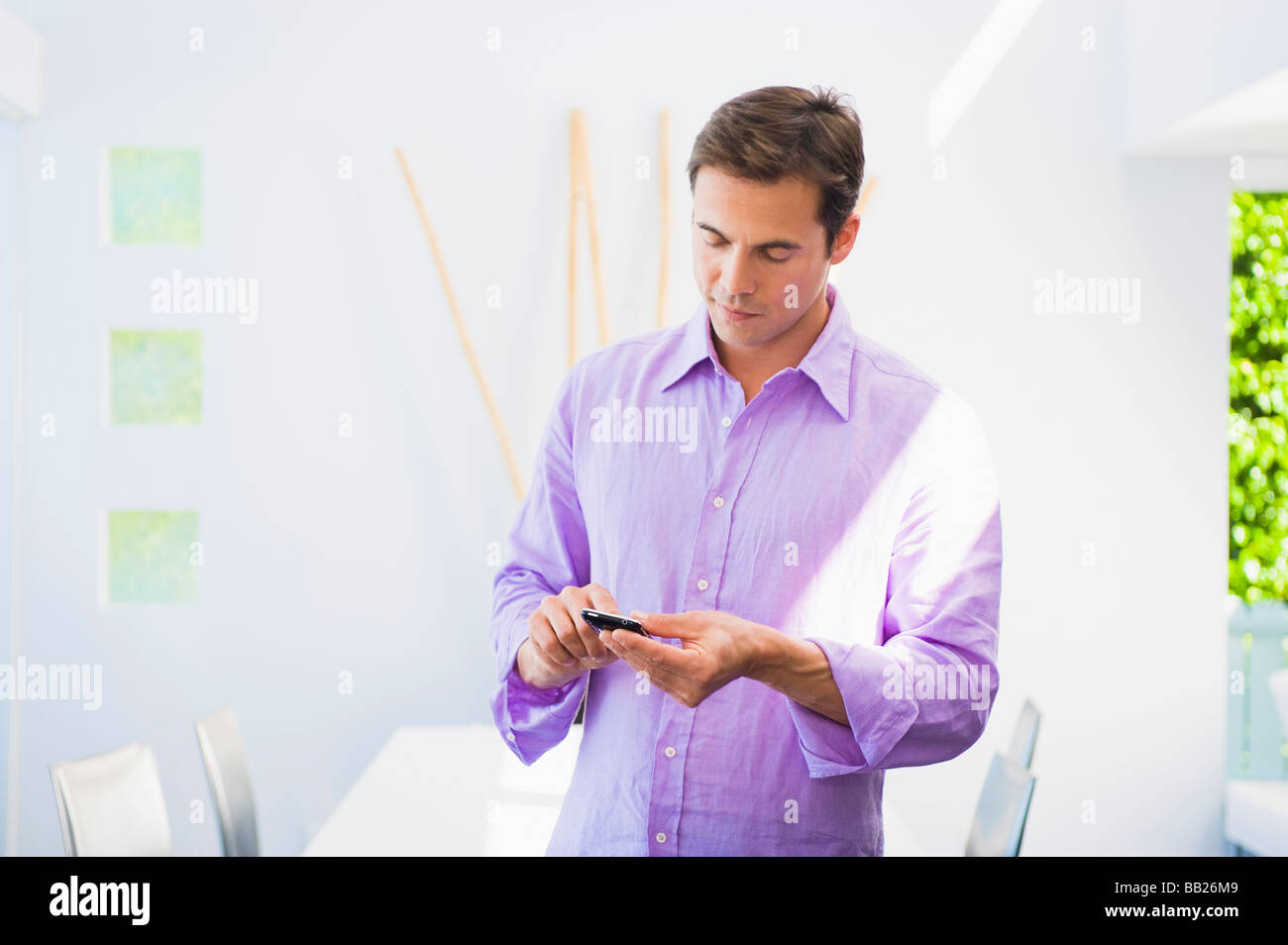 Man text messaging Stock Photo - Alamy
