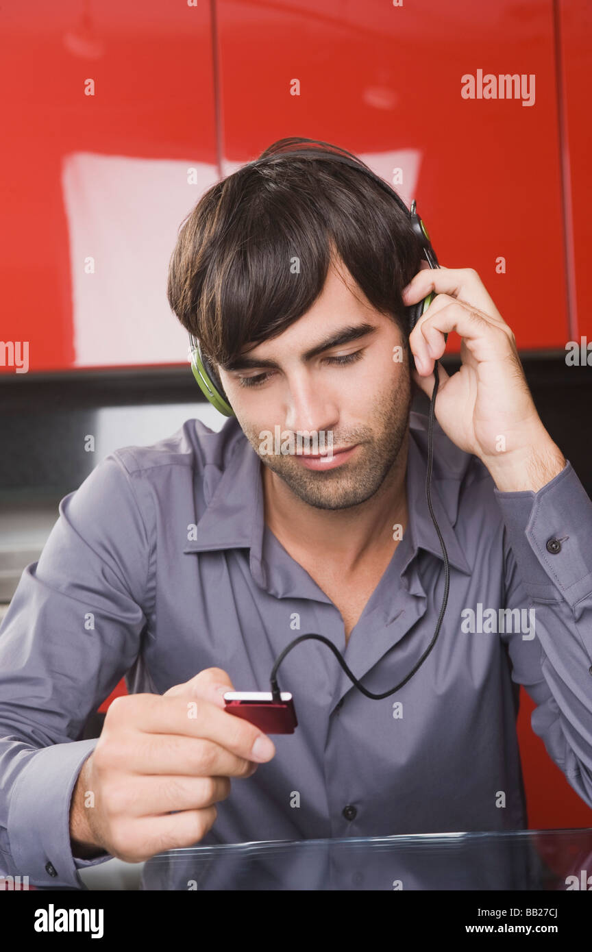Man listening to an MP3 player Stock Photo - Alamy