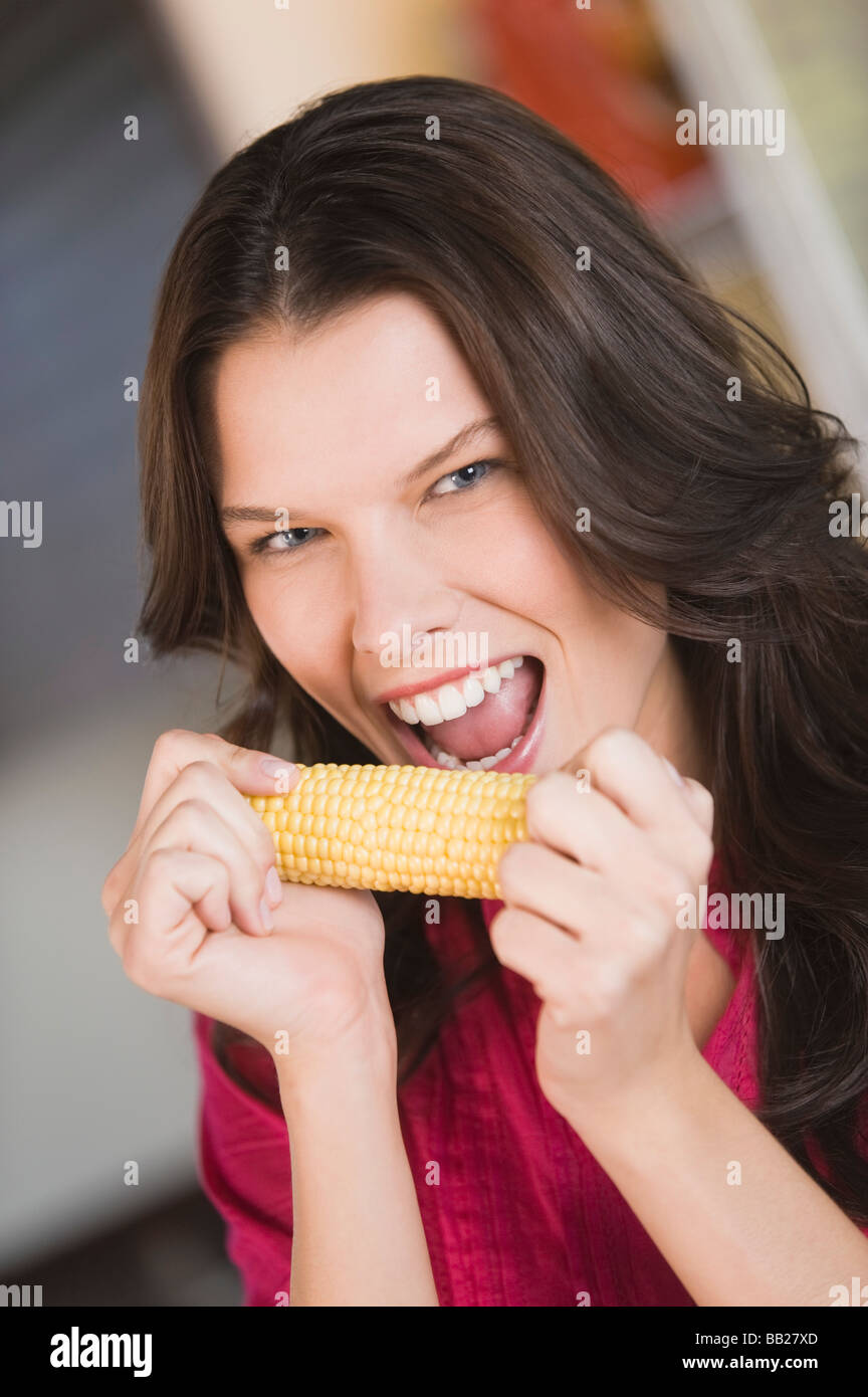 Woman eating corn on the cob Stock Photo - Alamy