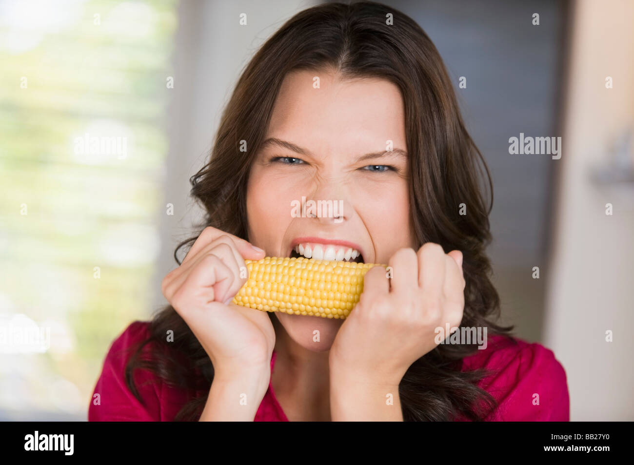 Young woman eating corn on the cob hi-res stock photography and images ...