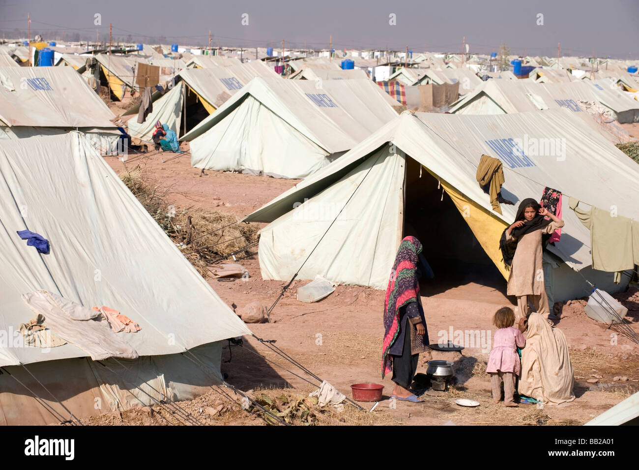 Diplaced by heavy fighting in SWAT people live in UN tents Peshawar ...