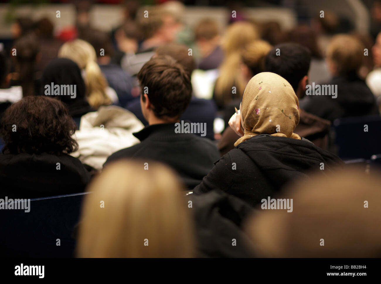 Studenten in einem Hoersaal an der Technischen Universitaet Berlin ...