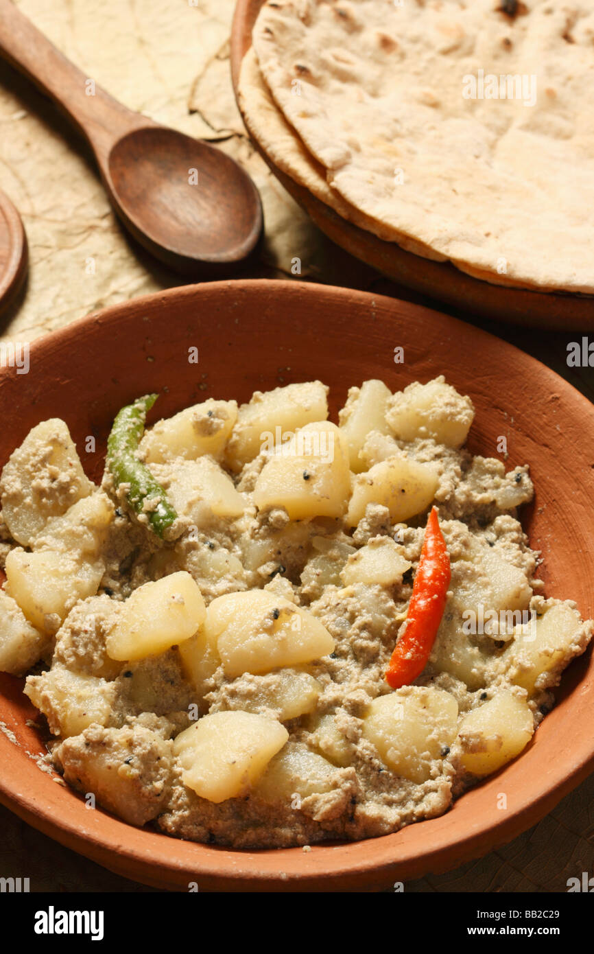 Aloo Posta is a delicious Bengali side dish generally eaten as a dry ...