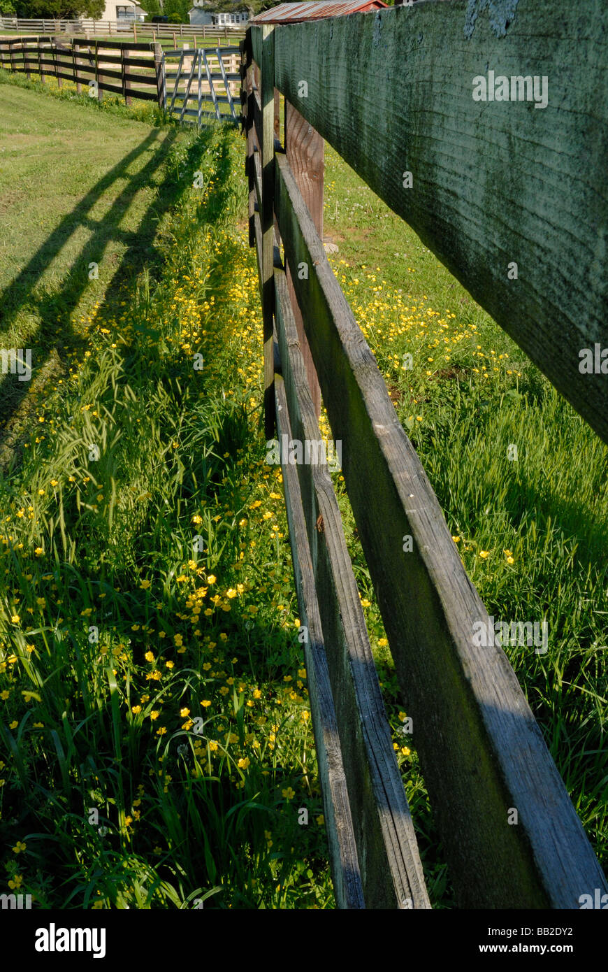 Wood fence railing hi-res stock photography and images - Alamy