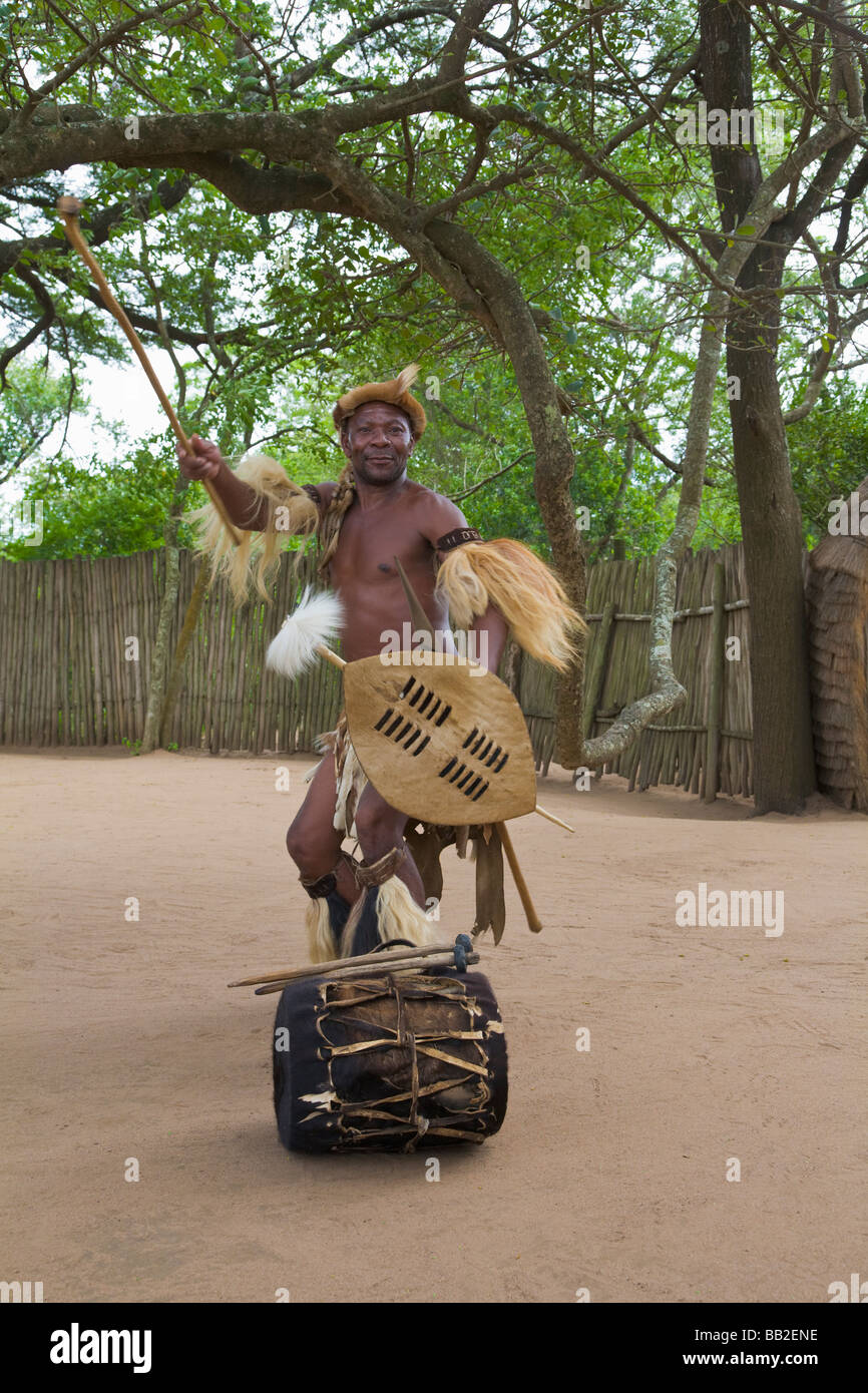 African warrior spear and shield hi-res stock photography and images ...
