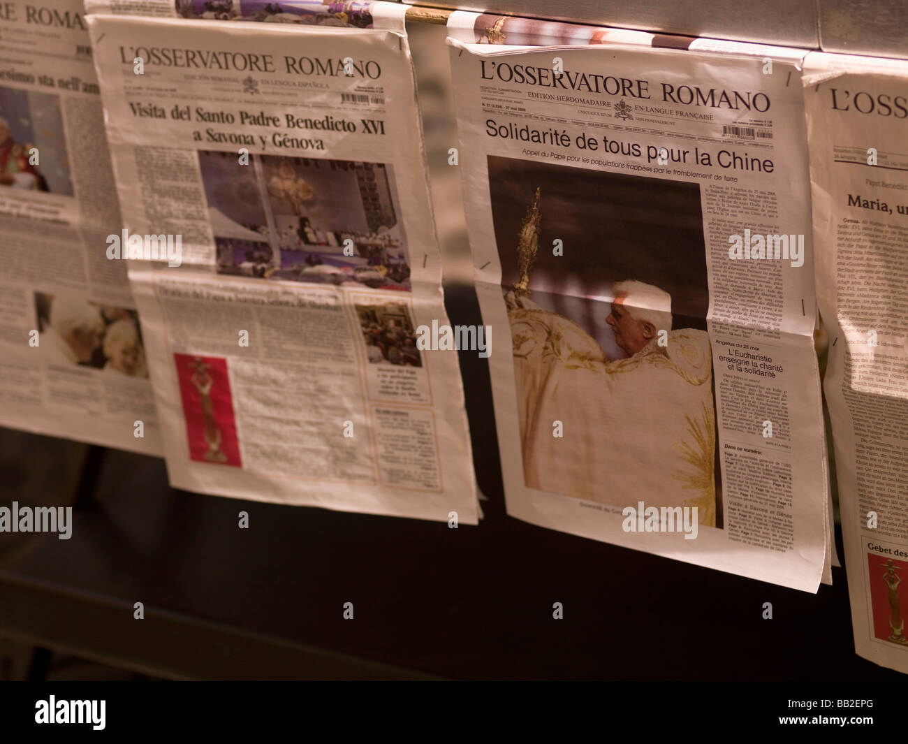 Hanging newspapers hi-res stock photography and images - Alamy