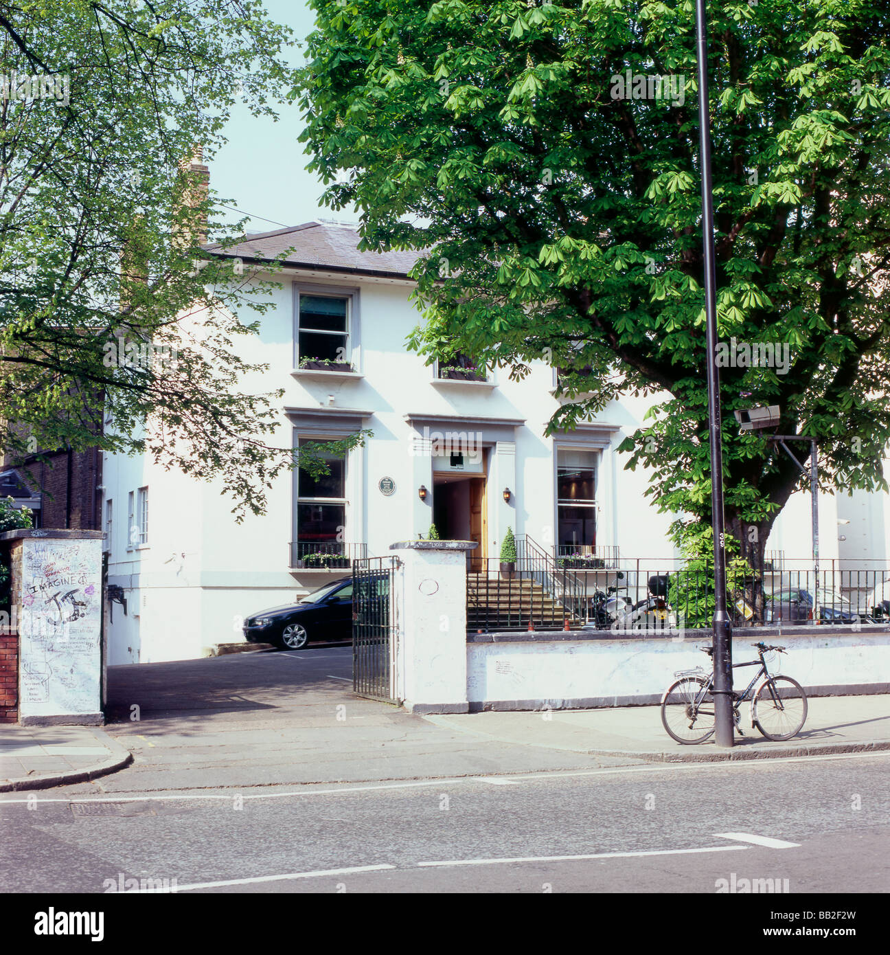Abbey Road Music Recording Studio exterior street view of building in ...