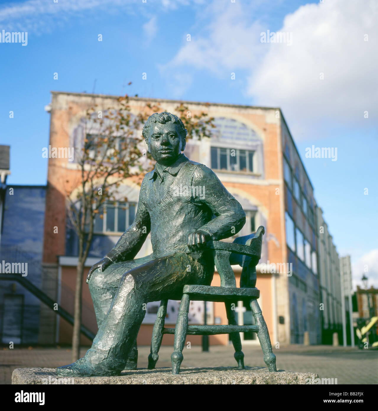 Statue of Welsh poet Dylan Thomas Swansea South Wales UK KATHY DEWITT ...