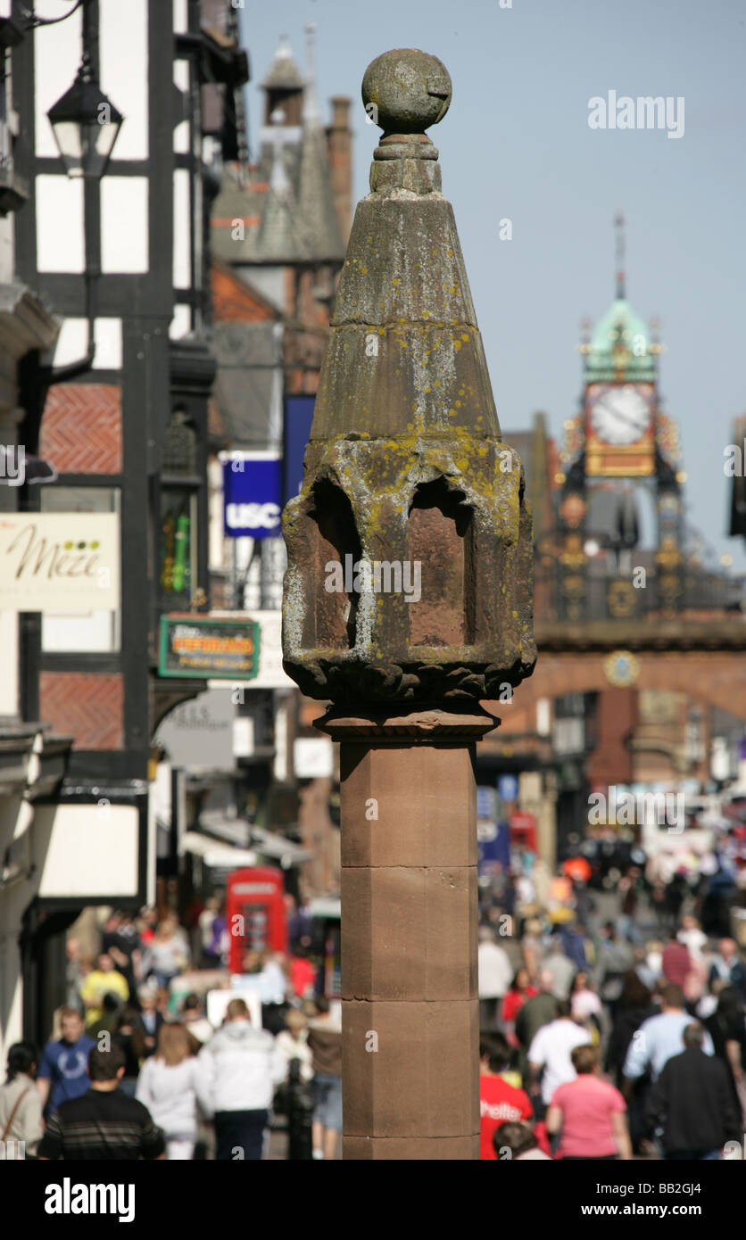City of Chester, England. Chester High Cross with a busy Eastgate ...