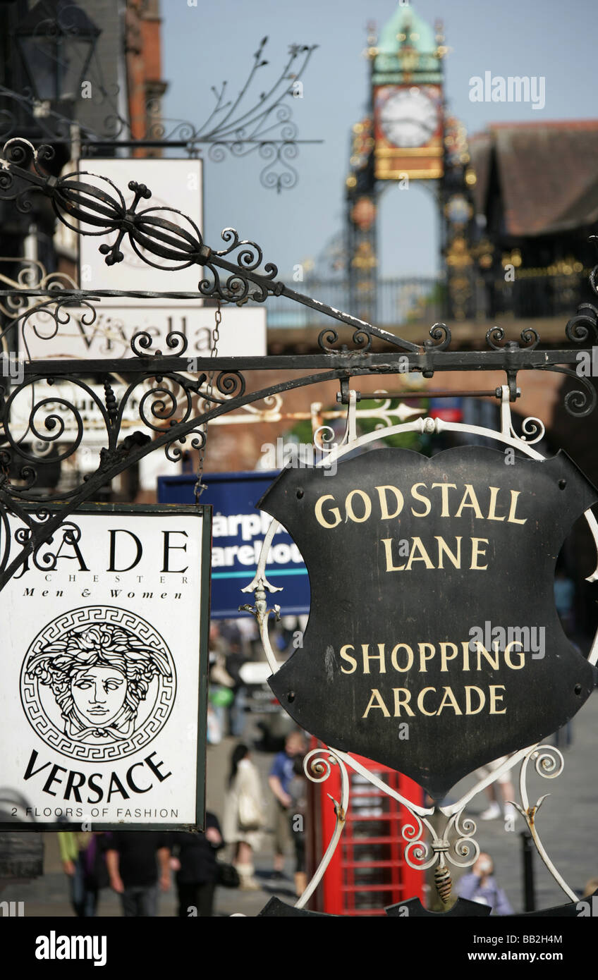 Hanging shop signs uk hi-res stock photography and images - Alamy