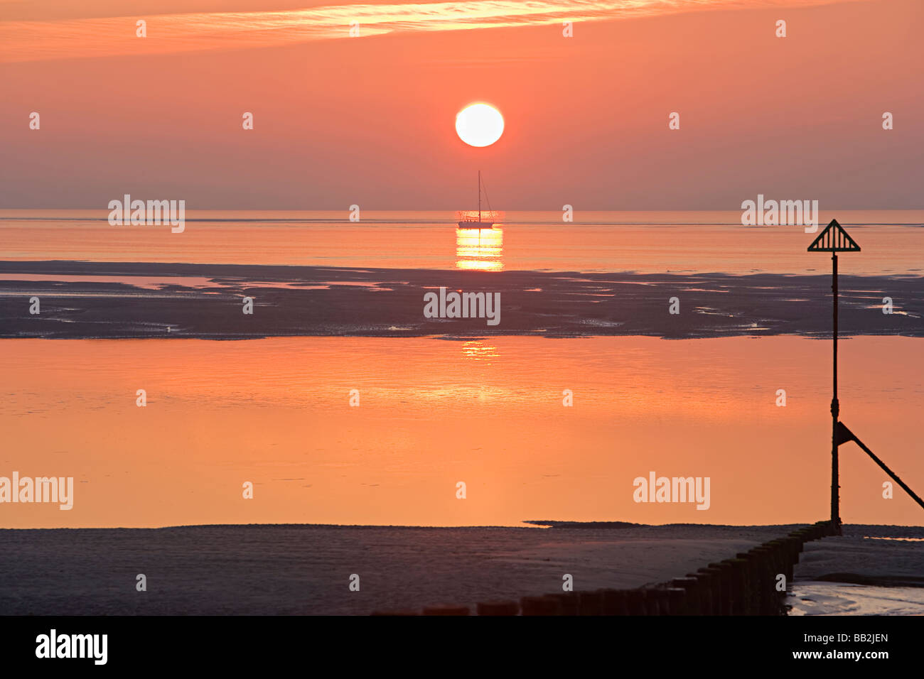 Sun setting over tide hi-res stock photography and images - Alamy