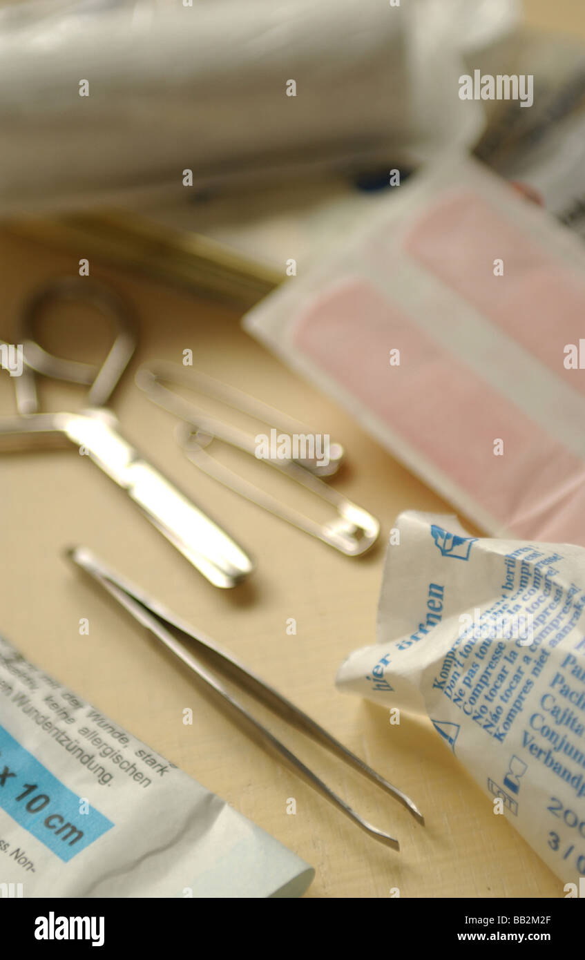 contents of a first aid box on a table Stock Photo - Alamy