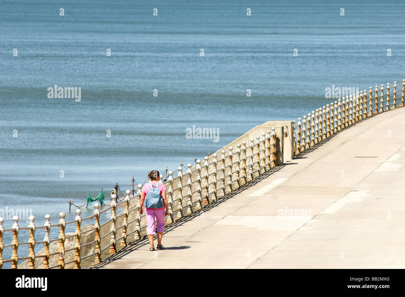 Walking along seafront Stock Photo - Alamy
