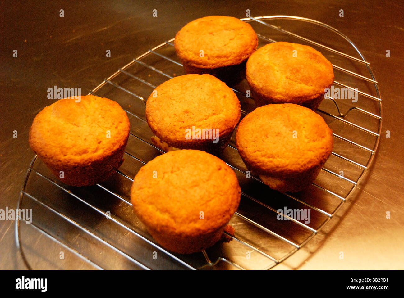 Muffins cooling rack hi-res stock photography and images - Alamy