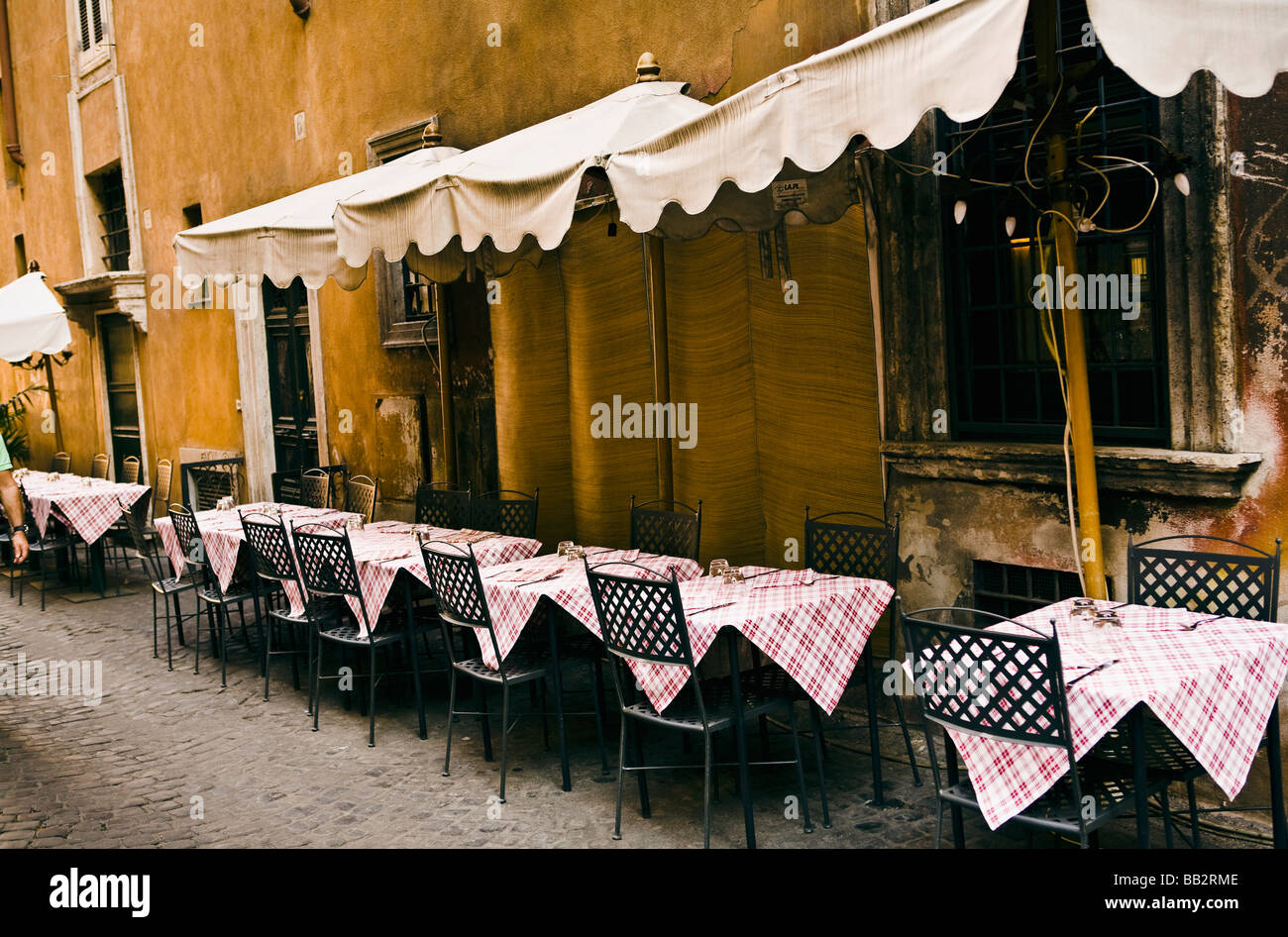 Outdoor restaurant without costumers hi-res stock photography and ...