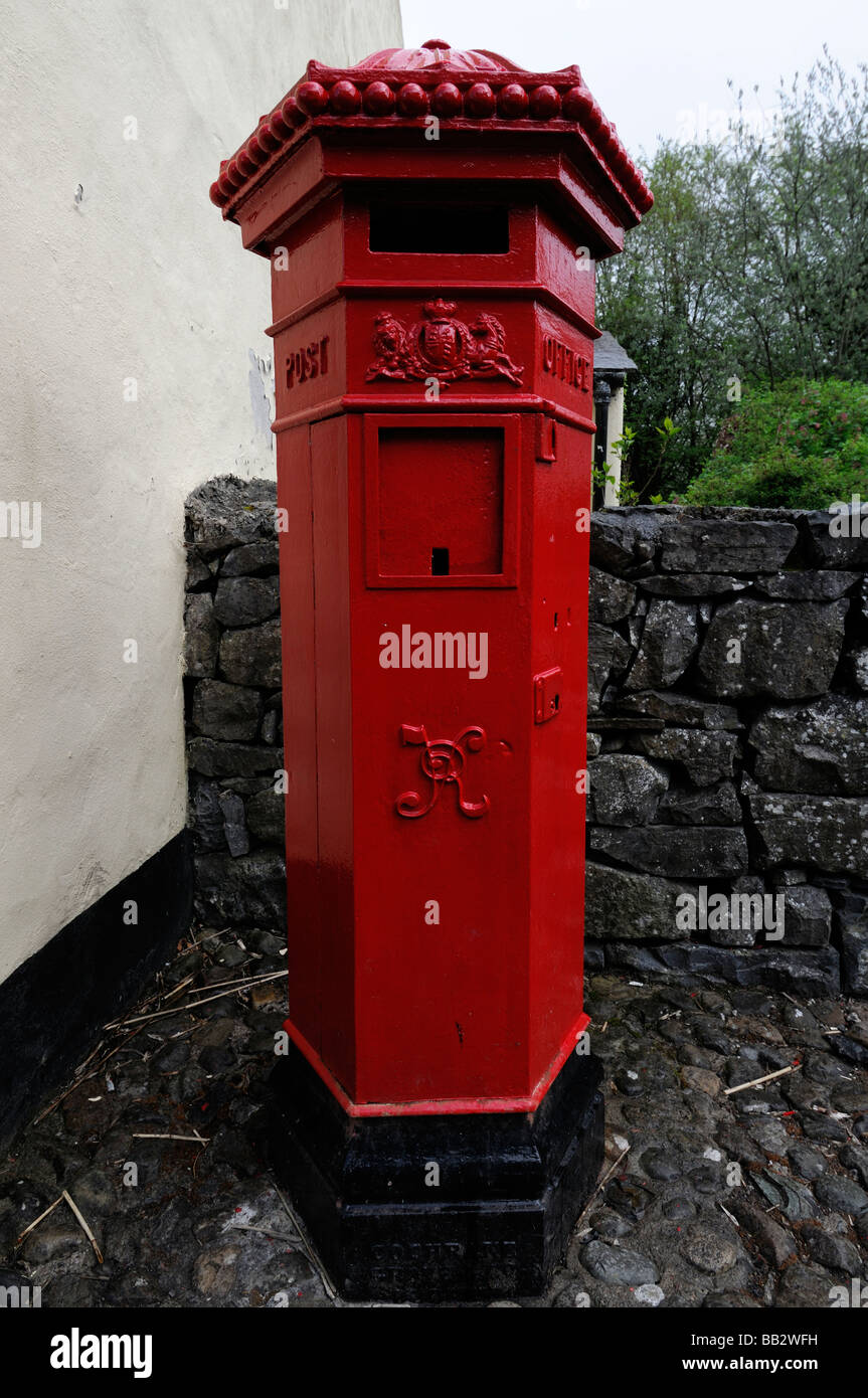 Red Pillar post postal letter Box tradition traditional icon iconic ...