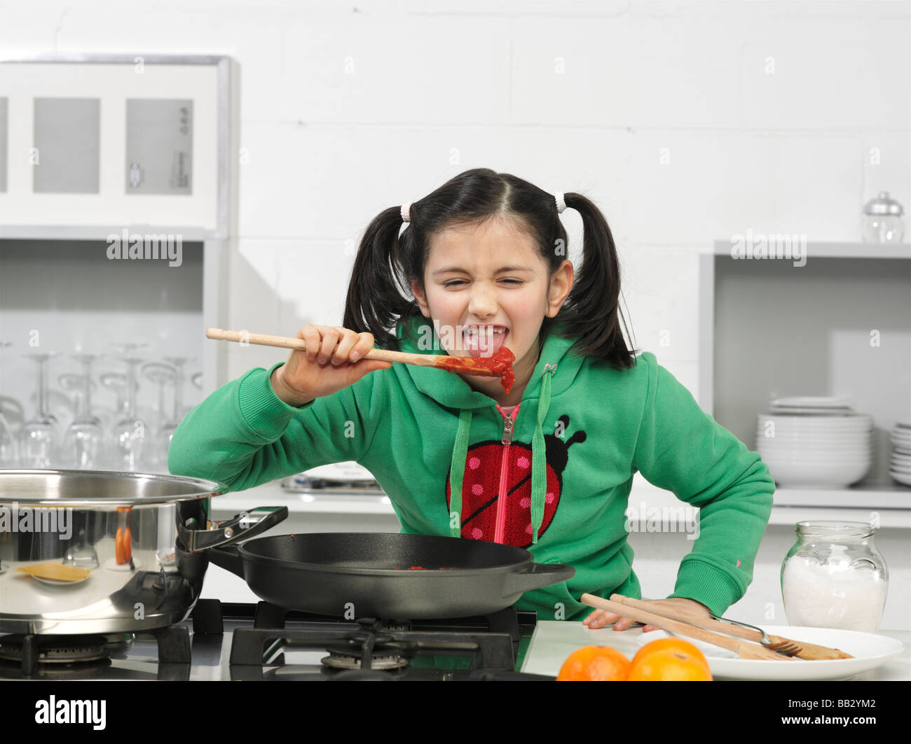 little girl in the kitchen Stock Photo - Alamy
