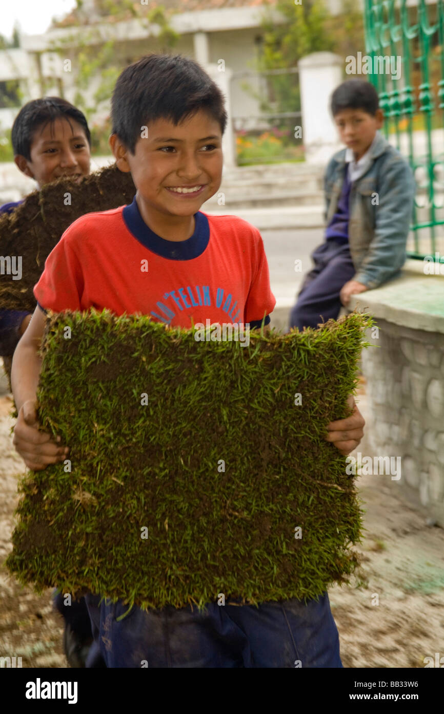South America, Ecuador, Lasso, school children doing community service ...