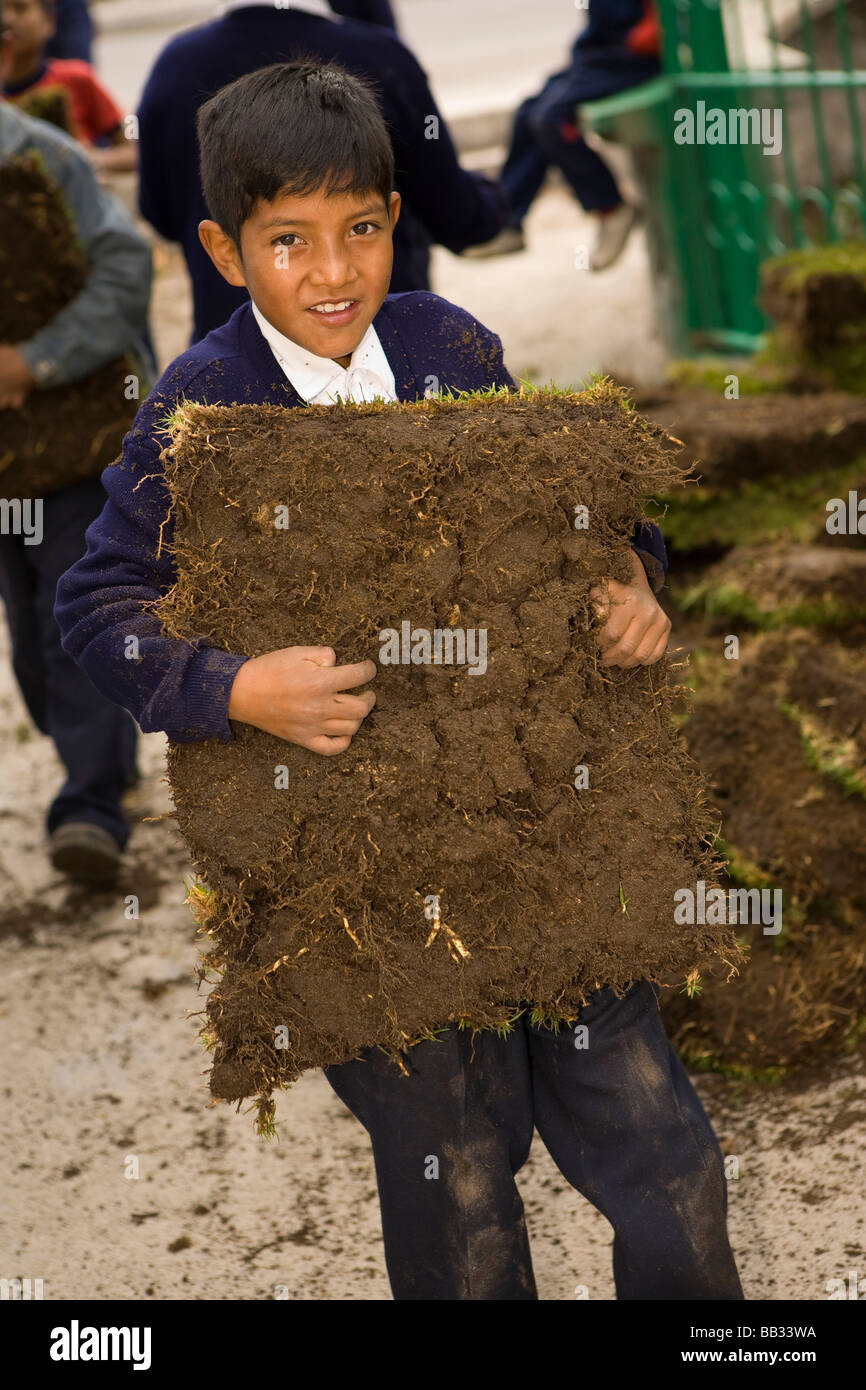 South America, Ecuador, Lasso, school children doing community service ...