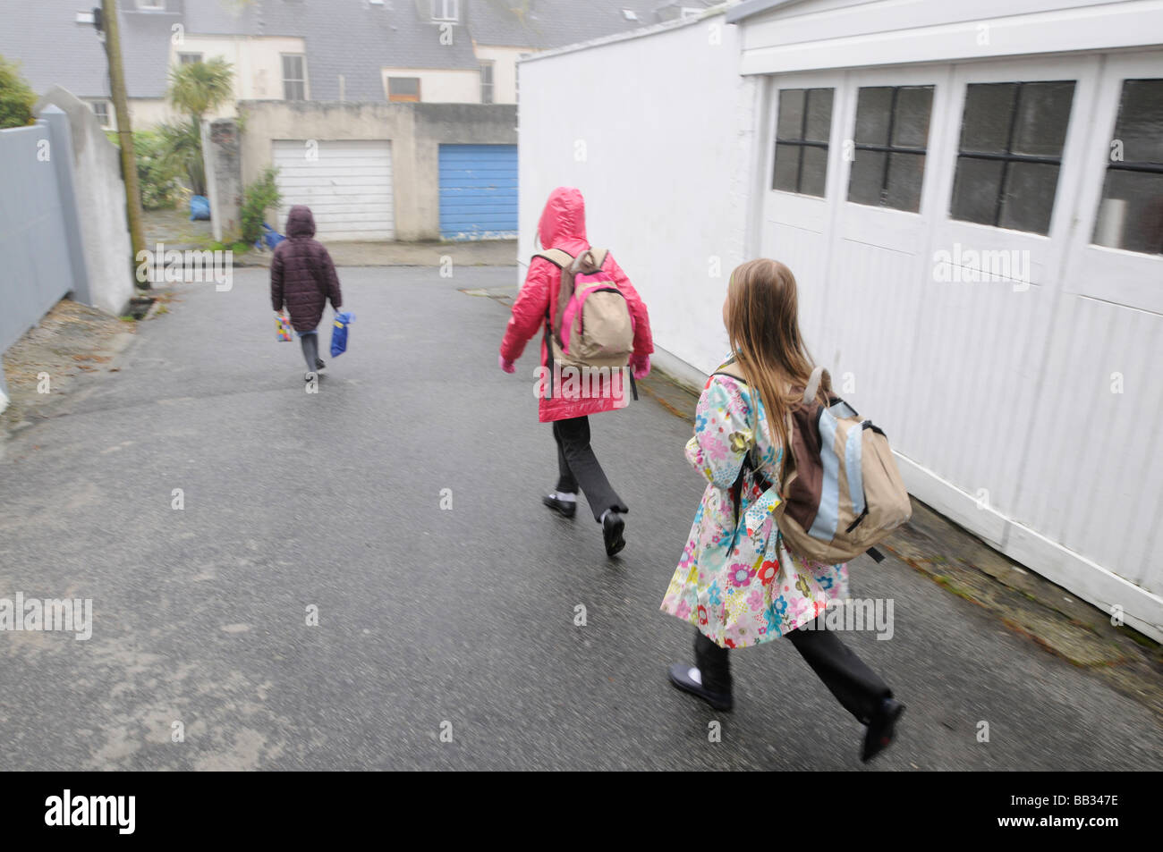 Children walking school in rain hi-res stock photography and images - Alamy