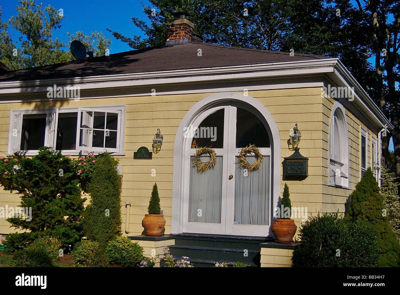 North America, USA, Connecticut, Essex. An attractive yellow ranch home ...
