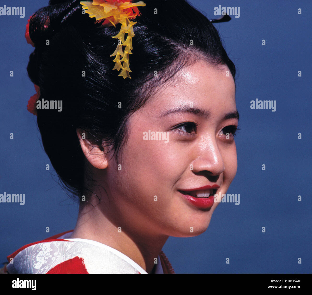 Model in traditional kimono poses High Resolution Stock Photography and ...