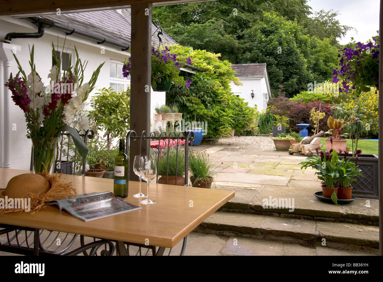 UK. A patio terrace garden table chairs and parasol sun shade Stock ...