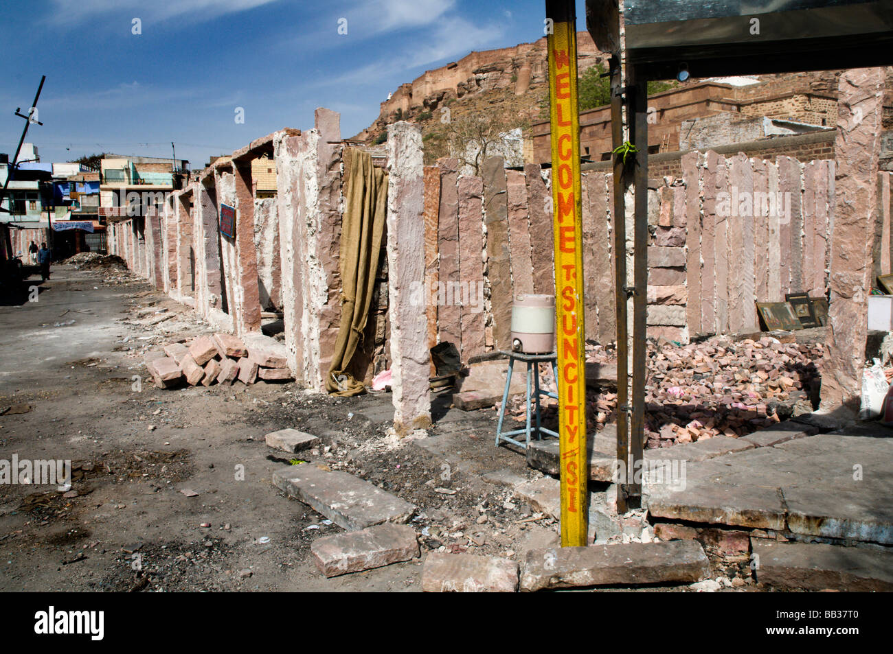 Baghdad street rubble hi-res stock photography and images - Alamy