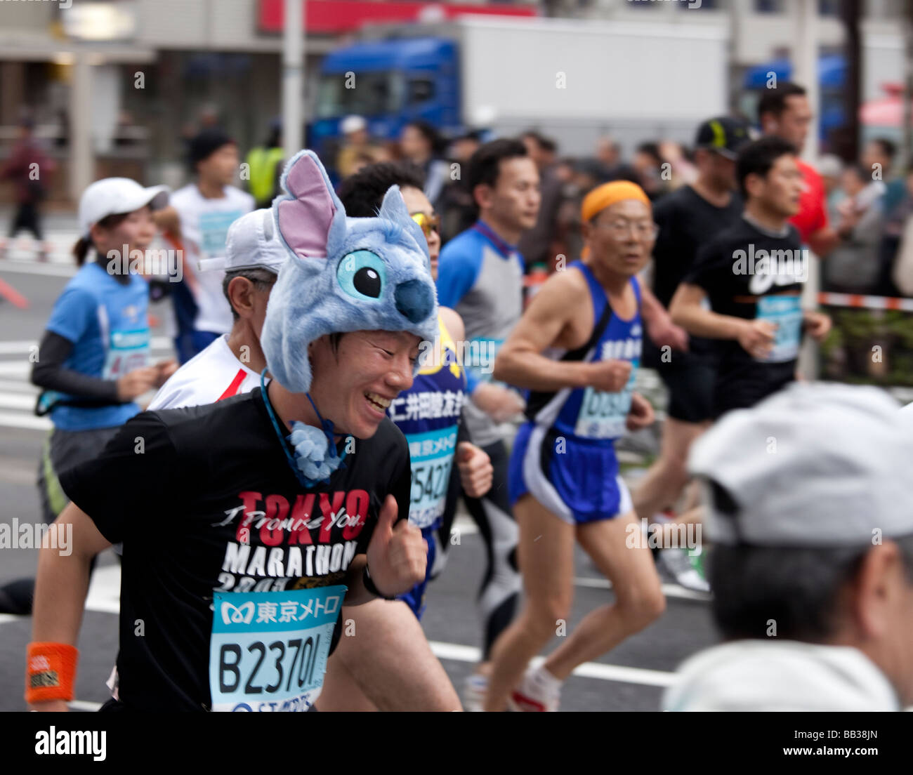 Funny marathon runners in costumes during the 2009 Tokyo Marathon Stock ...