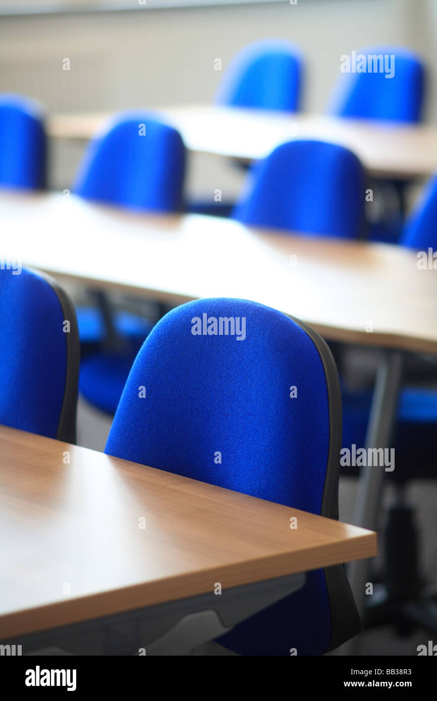 Rows of desks hi-res stock photography and images - Alamy