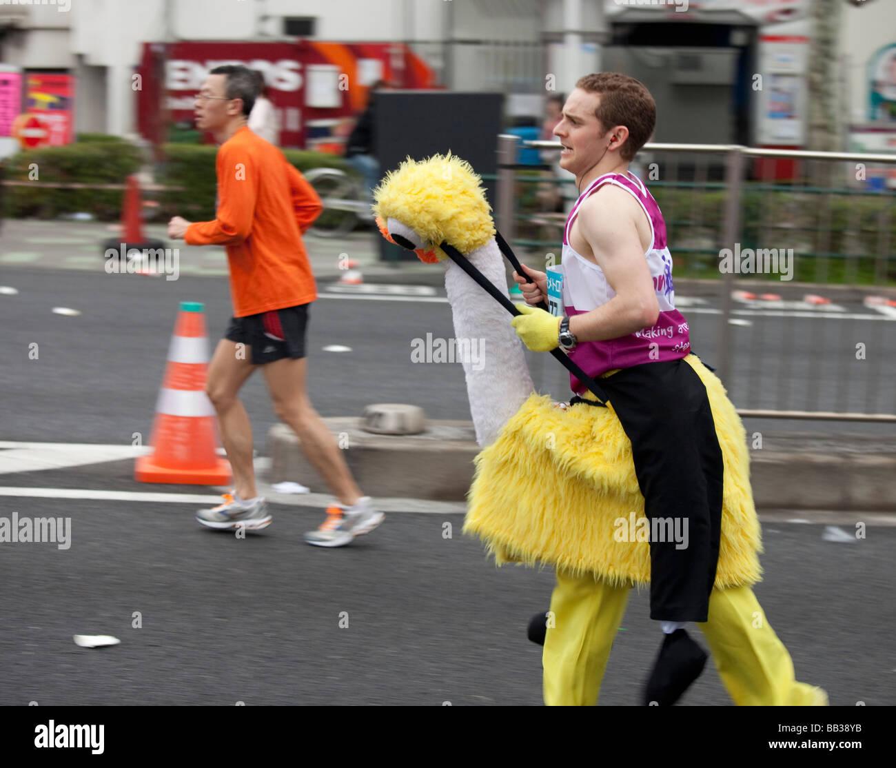 Funny marathon runners in costumes during the 2009 Tokyo Marathon Stock ...