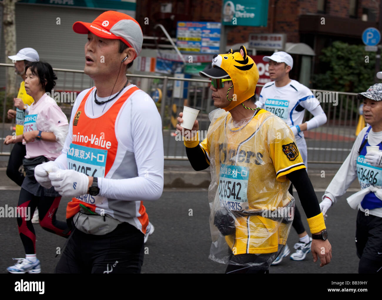Funny marathon runners in costumes during the 2009 Tokyo Marathon Stock ...