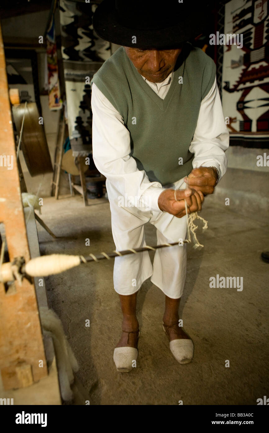 Man weaving otavalo ecuador hi-res stock photography and images - Alamy