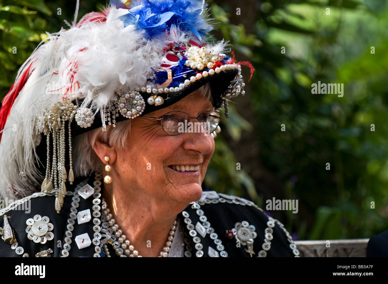 Traditional cockney costume hi-res stock photography and images - Alamy