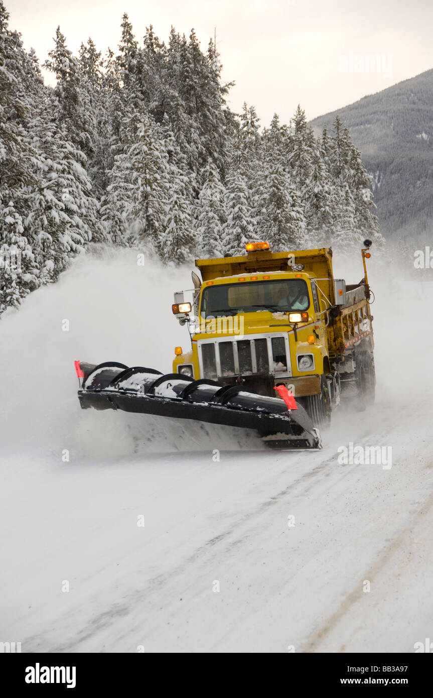 Truck ice road canada hi-res stock photography and images - Alamy