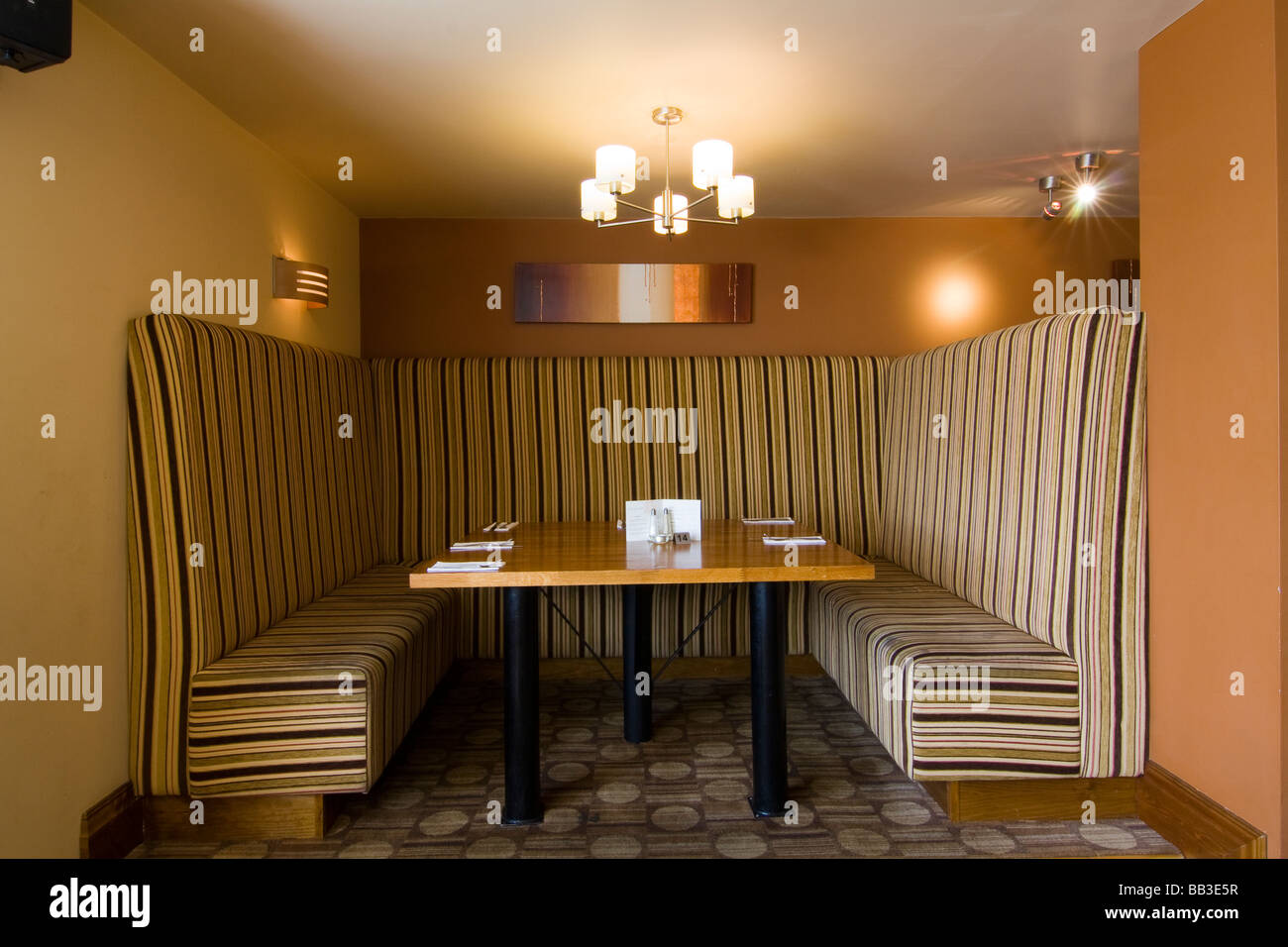 English Country Pub dining booth Stock Photo - Alamy