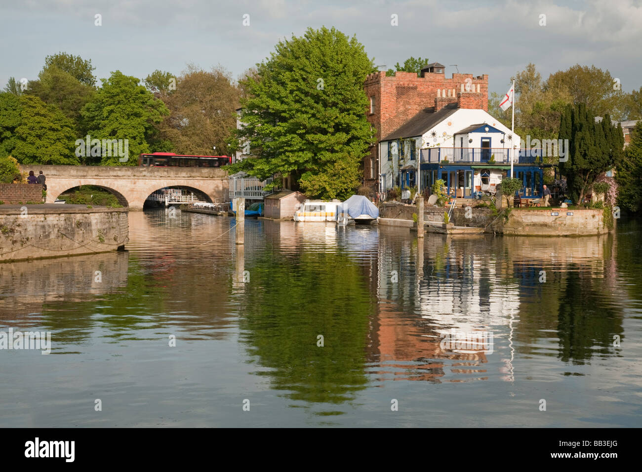Spring river public house hi-res stock photography and images - Alamy
