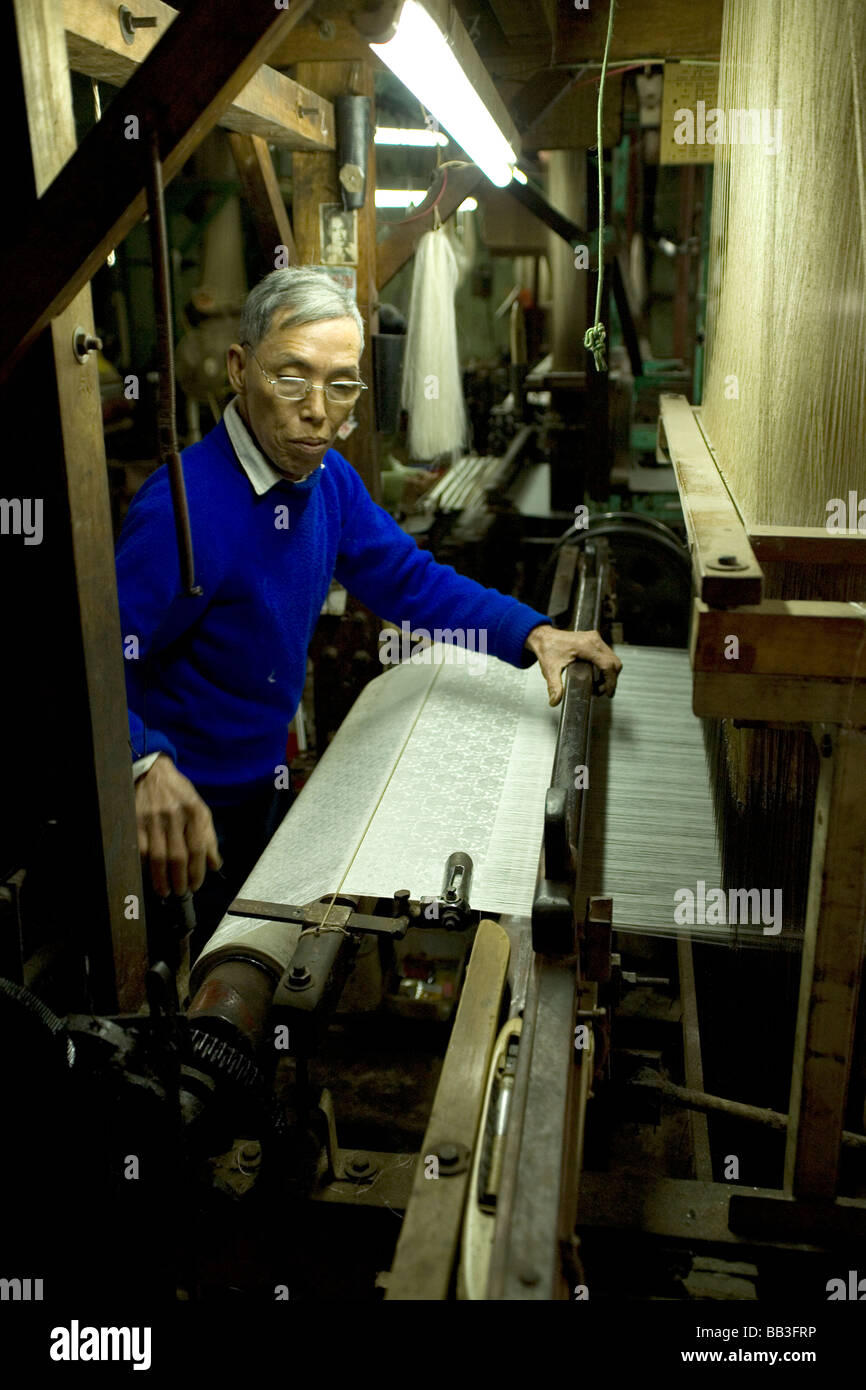 Man weaving loom hi-res stock photography and images - Alamy